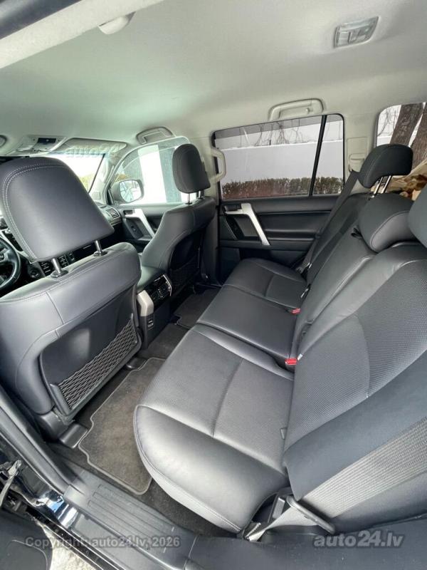 Black Toyota Land Cruiser 2018 in Tallinn, with an engine capacity of 2.80 L and mileage of 165 thousand km for 41900 €, photo 9 on AUTOMOTO.COM.LV