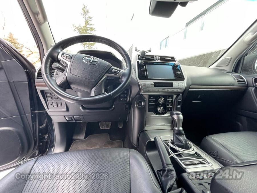 Black Toyota Land Cruiser 2018 in Tallinn, with an engine capacity of 2.80 L and mileage of 165 thousand km for 41900 €, photo 11 on AUTOMOTO.COM.LV