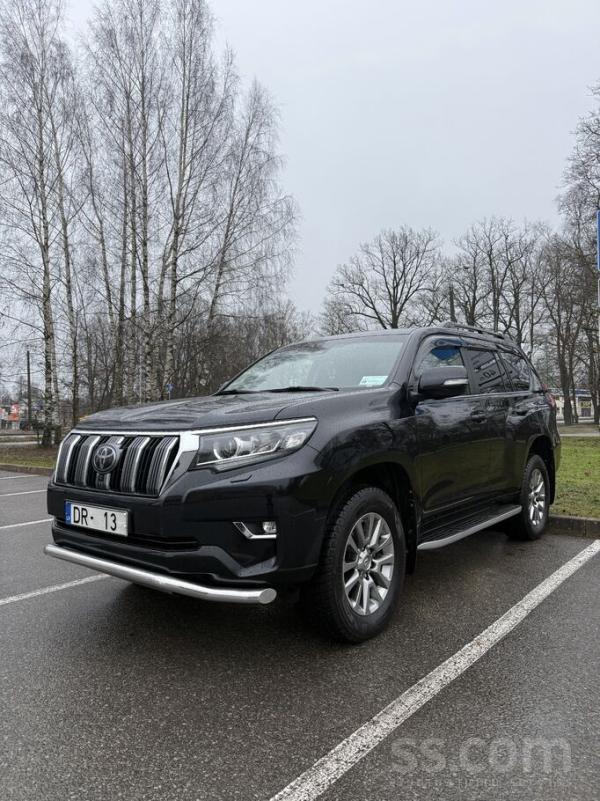 Melns Toyota Land Cruiser 2018 Rīga, ar dzinēja tilpumu 3.00 L un nobraukumu 190 tūkst. km par 43500 €, foto 1 vietnē AUTOMOTO.COM.LV