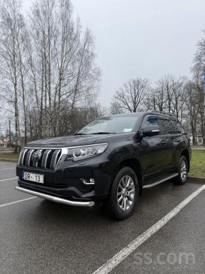 Melns Toyota Land Cruiser 2018 Rīga, ar dzinēja tilpumu 3.00 L un nobraukumu 190 tūkst. km par 43500 €, foto  vietnē AUTOMOTO.COM.LV