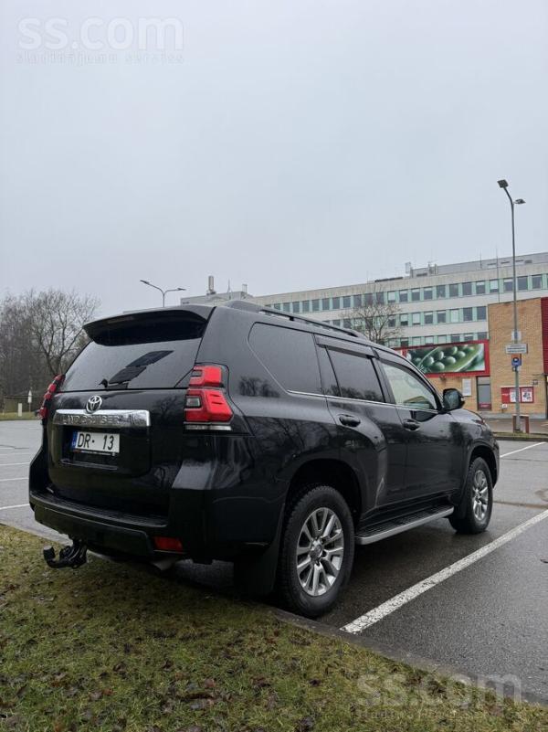 Melns Toyota Land Cruiser 2018 Rīga, ar dzinēja tilpumu 3.00 L un nobraukumu 190 tūkst. km par 43500 €, foto 3 vietnē AUTOMOTO.COM.LV