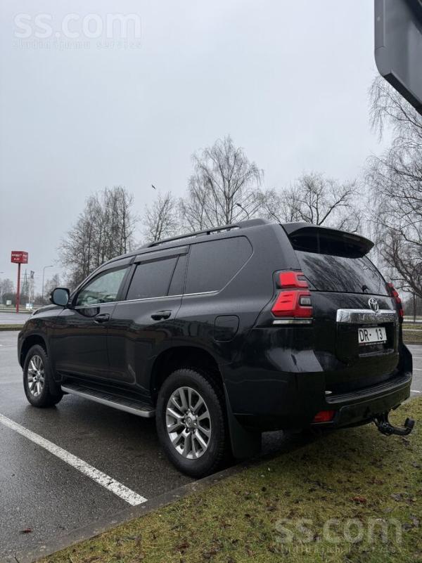 Melns Toyota Land Cruiser 2018 Rīga, ar dzinēja tilpumu 3.00 L un nobraukumu 190 tūkst. km par 43500 €, foto 4 vietnē AUTOMOTO.COM.LV