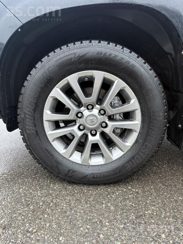Melns Toyota Land Cruiser 2018 Rīga, ar dzinēja tilpumu 3.00 L un nobraukumu 190 tūkst. km par 43500 €, foto 5 vietnē AUTOMOTO.COM.LV
