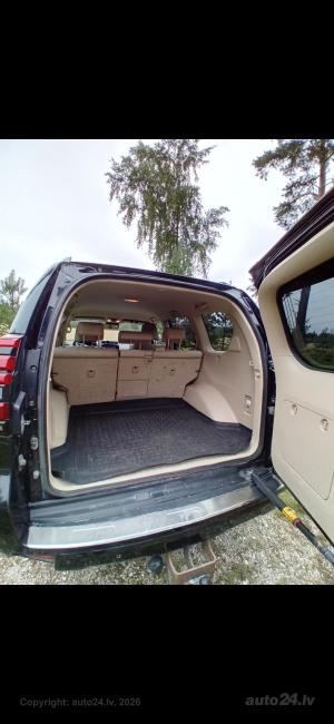 Black Toyota Land Cruiser 2018 in Tallinn, with an engine capacity of 2.80 L and mileage of 235 thousand km for 36000 €, photo 5 on AUTOMOTO.COM.LV