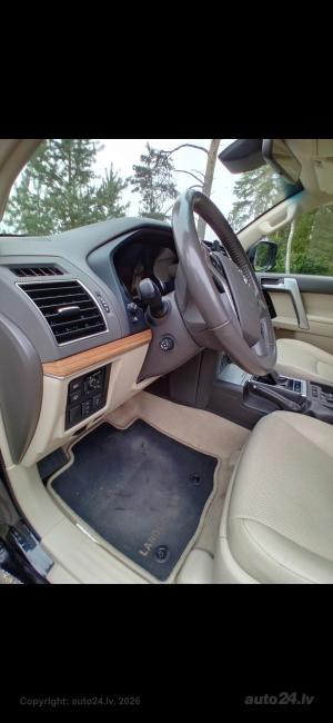 Black Toyota Land Cruiser 2018 in Tallinn, with an engine capacity of 2.80 L and mileage of 235 thousand km for 36000 €, photo 13 on AUTOMOTO.COM.LV