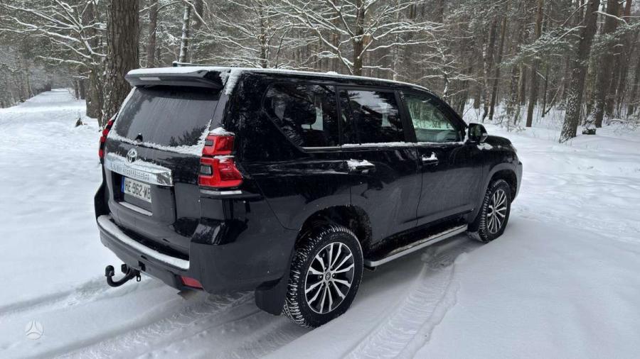 Black Toyota Land Cruiser 2019 in Taurage, with an engine capacity of 2.76 L and mileage of 285 thousand km for 32500 €, photo 3 on AUTOMOTO.COM.LV