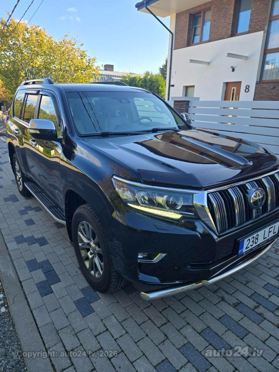 Melns Toyota Land Cruiser 2019 Tallina, ar dzinēja tilpumu 2.80 L un nobraukumu 60 tūkst. km par 45000 €, foto 3 vietnē AUTOMOTO.COM.LV