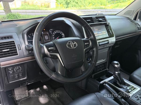 Black Toyota Land Cruiser 2019 in Tallinn, with an engine capacity of 2.80 L and mileage of 266 thousand km for 36900 €, photo 9 on AUTOMOTO.COM.LV
