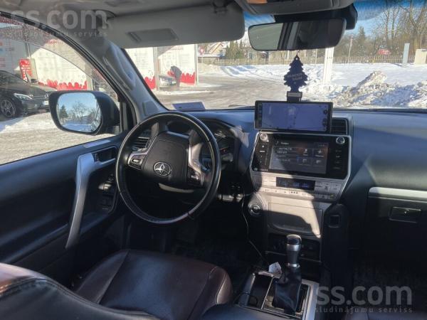 Black Toyota Land Cruiser 2019 in Riga, with an engine capacity of 2.80 L and mileage of 135 thousand km for 43200 €, photo 5 on AUTOMOTO.COM.LV