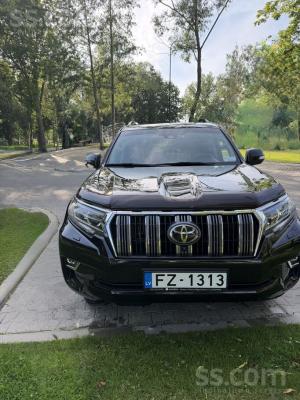 Melns Toyota Land Cruiser 2019 Rīga, ar dzinēja tilpumu 2.80 L un nobraukumu 136 tūkst. km par 37000 €, foto 3 vietnē AUTOMOTO.COM.LV