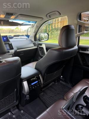 Melns Toyota Land Cruiser 2019 Rīga, ar dzinēja tilpumu 2.80 L un nobraukumu 136 tūkst. km par 37000 €, foto 8 vietnē AUTOMOTO.COM.LV