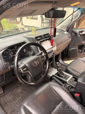 Black Toyota Land Cruiser 2019 in Riga, with an engine capacity of 2.80 L and mileage of 109 thousand km for 41500 €, photo 7 on AUTOMOTO.COM.LV
