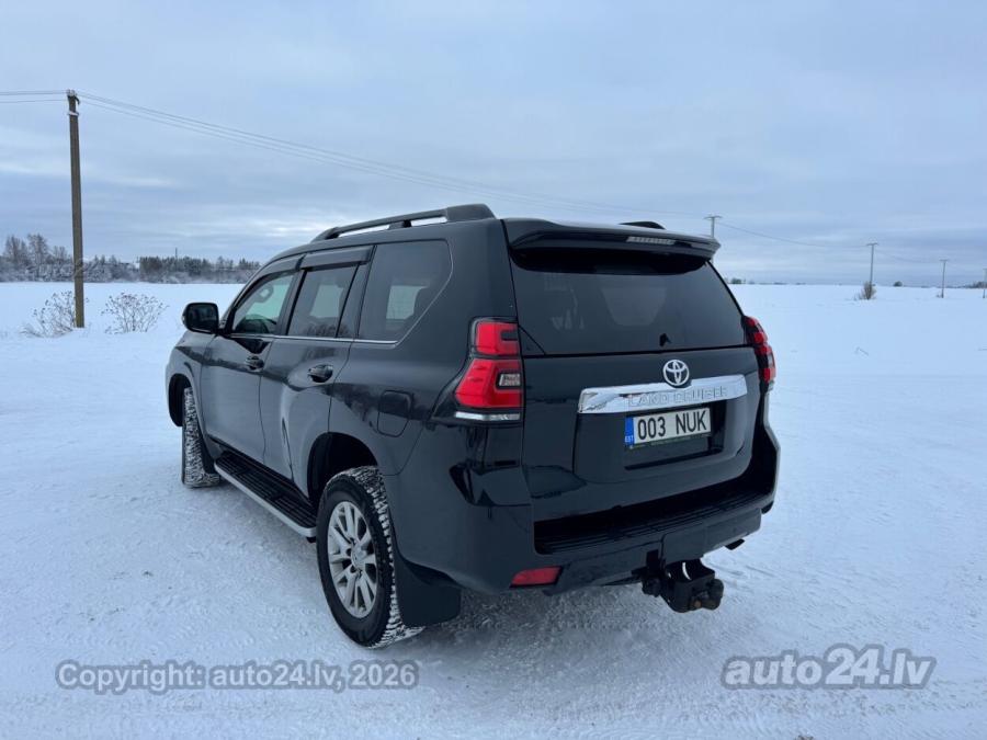 Melns Toyota Land Cruiser 2020 Tallina, ar dzinēja tilpumu 2.80 L un nobraukumu 117 tūkst. km par 50000 €, foto 3 vietnē AUTOMOTO.COM.LV
