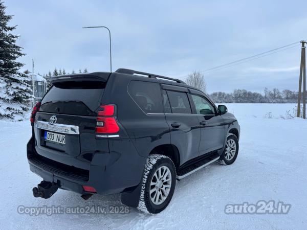 Black Toyota Land Cruiser 2020 in Tallinn, with an engine capacity of 2.80 L and mileage of 117 thousand km for 50000 €, photo 4 on AUTOMOTO.COM.LV