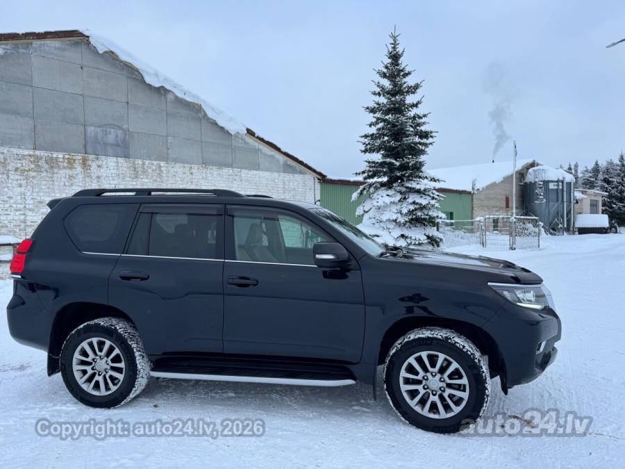 Melns Toyota Land Cruiser 2020 Tallina, ar dzinēja tilpumu 2.80 L un nobraukumu 117 tūkst. km par 50000 €, foto 6 vietnē AUTOMOTO.COM.LV