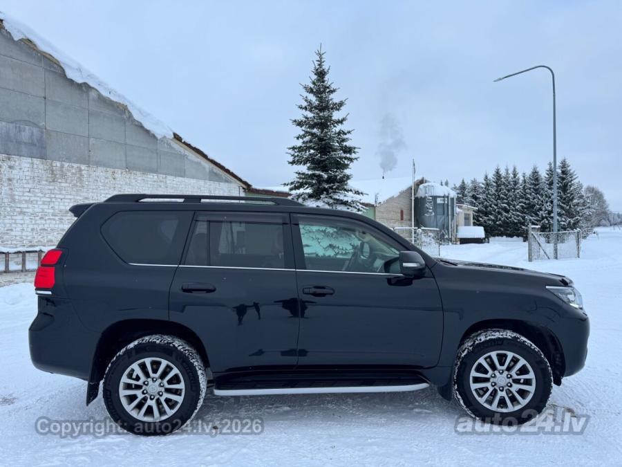 Melns Toyota Land Cruiser 2020 Tallina, ar dzinēja tilpumu 2.80 L un nobraukumu 117 tūkst. km par 50000 €, foto 12 vietnē AUTOMOTO.COM.LV