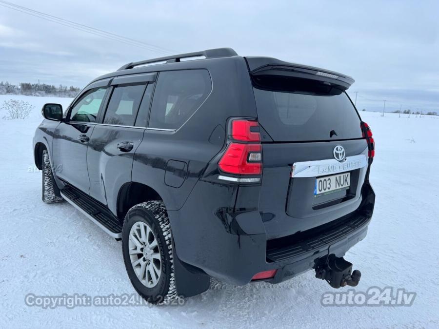 Melns Toyota Land Cruiser 2020 Tallina, ar dzinēja tilpumu 2.80 L un nobraukumu 117 tūkst. km par 50000 €, foto 14 vietnē AUTOMOTO.COM.LV
