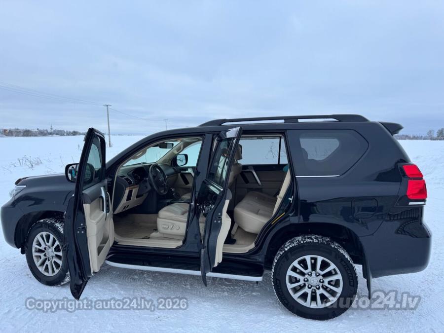 Melns Toyota Land Cruiser 2020 Tallina, ar dzinēja tilpumu 2.80 L un nobraukumu 117 tūkst. km par 50000 €, foto 15 vietnē AUTOMOTO.COM.LV