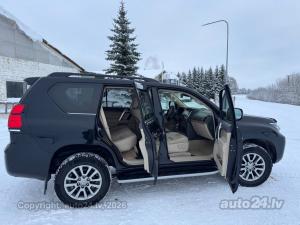 Melns Toyota Land Cruiser 2020 Tallina, ar dzinēja tilpumu 2.80 L un nobraukumu 117 tūkst. km par 50000 €, foto 21 vietnē AUTOMOTO.COM.LV
