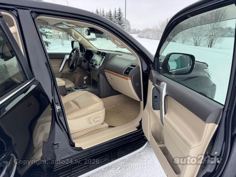 Melns Toyota Land Cruiser 2020 Tallina, ar dzinēja tilpumu 2.80 L un nobraukumu 117 tūkst. km par 50000 €, foto 22 vietnē AUTOMOTO.COM.LV