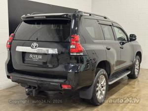 Black Toyota Land Cruiser 2020 in Tallinn, with an engine capacity of 2.80 L and mileage of 122 thousand km for 49995 €, photo 6 on AUTOMOTO.COM.LV