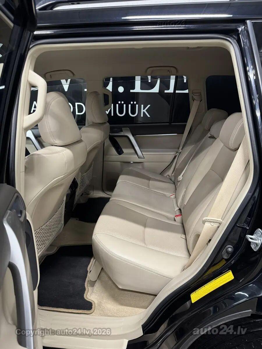 Black Toyota Land Cruiser 2020 in Tallinn, with an engine capacity of 2.80 L and mileage of 122 thousand km for 49995 €, photo 10 on AUTOMOTO.COM.LV
