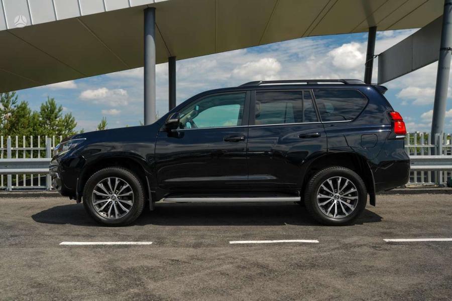 Black Toyota Land Cruiser 2020 in Vilnius, with an engine capacity of 2.76 L and mileage of 151 thousand km for 42950 €, photo 3 on AUTOMOTO.COM.LV