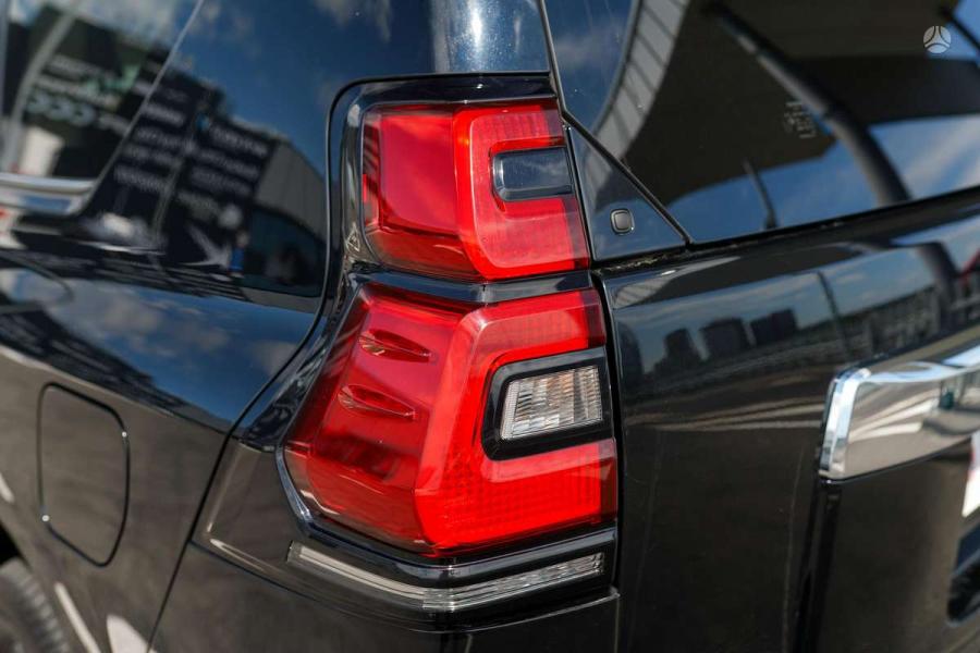 Black Toyota Land Cruiser 2020 in Vilnius, with an engine capacity of 2.76 L and mileage of 151 thousand km for 42950 €, photo 5 on AUTOMOTO.COM.LV