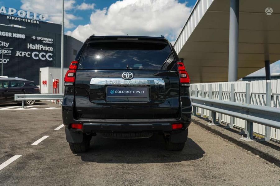 Black Toyota Land Cruiser 2020 in Vilnius, with an engine capacity of 2.76 L and mileage of 151 thousand km for 42950 €, photo 6 on AUTOMOTO.COM.LV