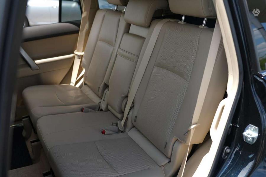 Black Toyota Land Cruiser 2020 in Vilnius, with an engine capacity of 2.76 L and mileage of 151 thousand km for 42950 €, photo 16 on AUTOMOTO.COM.LV