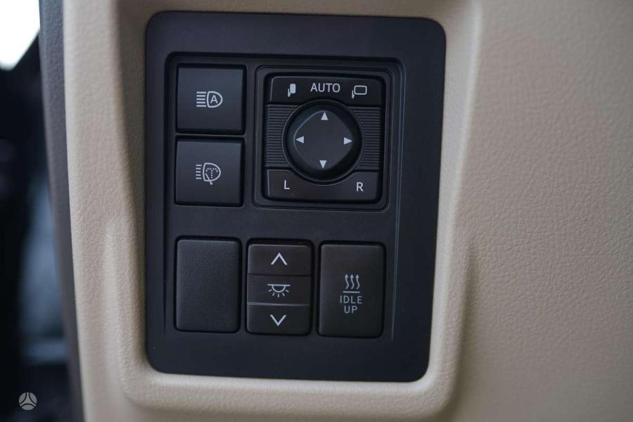 Black Toyota Land Cruiser 2020 in Vilnius, with an engine capacity of 2.76 L and mileage of 151 thousand km for 42950 €, photo 28 on AUTOMOTO.COM.LV