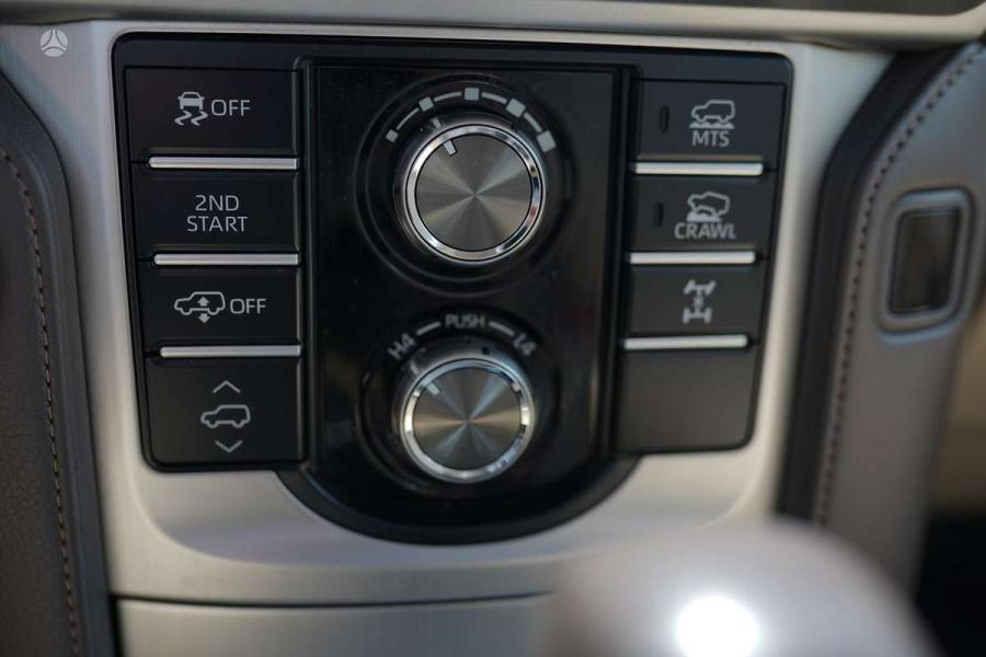 Black Toyota Land Cruiser 2020 in Vilnius, with an engine capacity of 2.76 L and mileage of 151 thousand km for 42950 €, photo 37 on AUTOMOTO.COM.LV