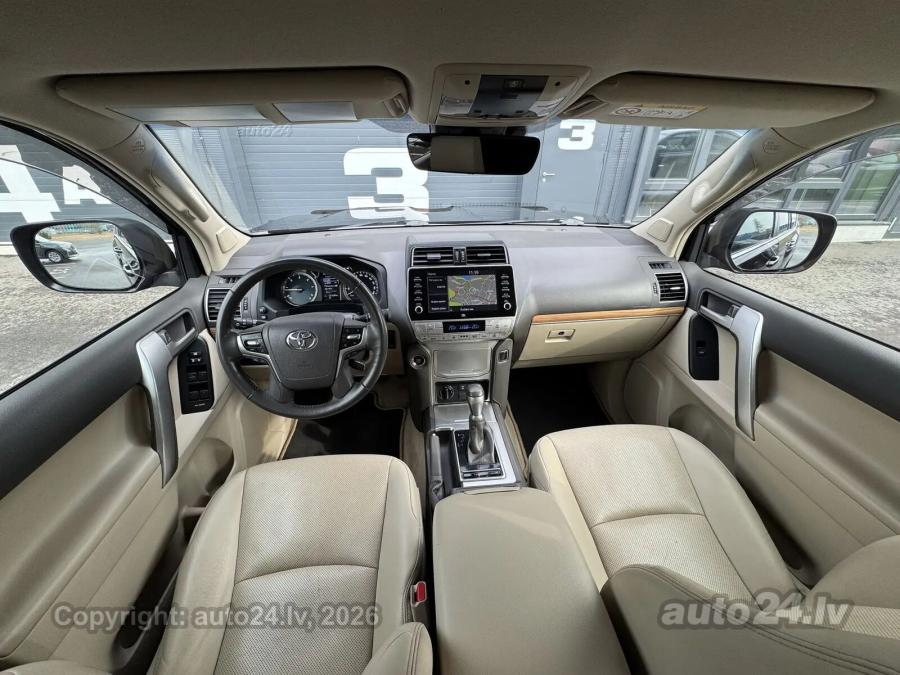 Melns Toyota Land Cruiser 2020 Tallina, ar dzinēja tilpumu 2.80 L un nobraukumu 122 tūkst. km par 49995 €, foto 13 vietnē AUTOMOTO.COM.LV