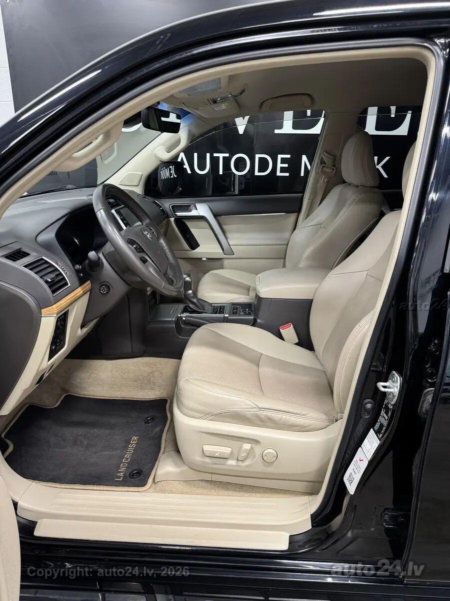 Melns Toyota Land Cruiser 2020 Tallina, ar dzinēja tilpumu 2.80 L un nobraukumu 122 tūkst. km par 49995 €, foto 14 vietnē AUTOMOTO.COM.LV