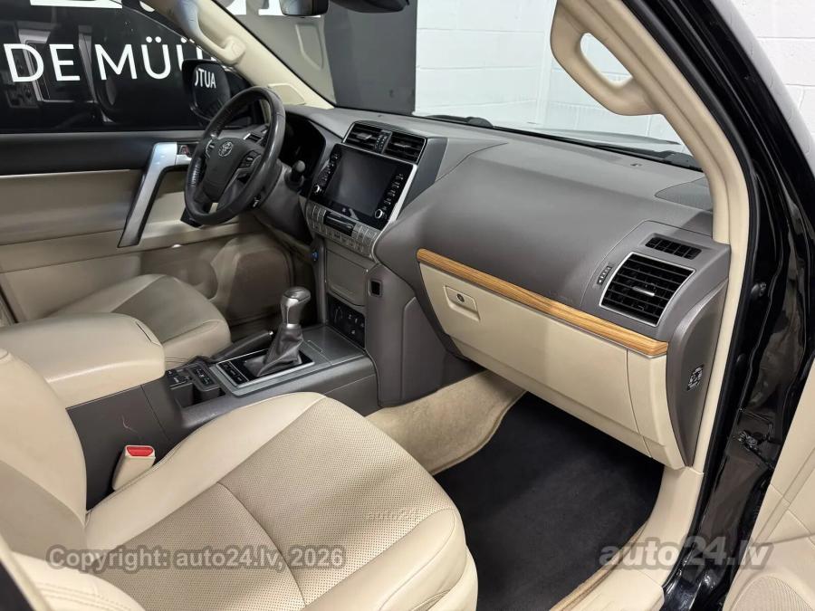 Melns Toyota Land Cruiser 2020 Tallina, ar dzinēja tilpumu 2.80 L un nobraukumu 122 tūkst. km par 49995 €, foto 15 vietnē AUTOMOTO.COM.LV