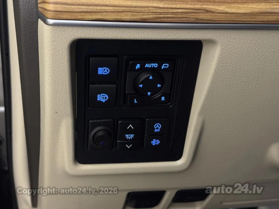 Melns Toyota Land Cruiser 2020 Tallina, ar dzinēja tilpumu 2.80 L un nobraukumu 122 tūkst. km par 49995 €, foto 20 vietnē AUTOMOTO.COM.LV