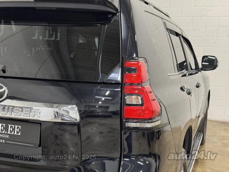 Melns Toyota Land Cruiser 2020 Tallina, ar dzinēja tilpumu 2.80 L un nobraukumu 122 tūkst. km par 49995 €, foto 27 vietnē AUTOMOTO.COM.LV