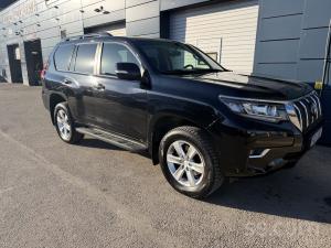 Melns Toyota Land Cruiser 2020 Rīga, ar dzinēja tilpumu 2.80 L un nobraukumu 167 tūkst. km par 42000 €, foto  vietnē AUTOMOTO.COM.LV