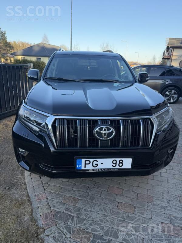 Black Toyota Land Cruiser 2020 in Riga, with an engine capacity of 2.80 L and mileage of 167 thousand km for 42000 €, photo 3 on AUTOMOTO.COM.LV