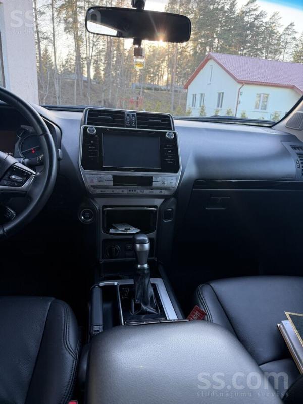 Black Toyota Land Cruiser 2020 in Riga, with an engine capacity of 2.80 L and mileage of 167 thousand km for 42000 €, photo 4 on AUTOMOTO.COM.LV