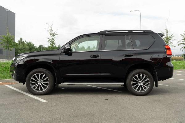 Melns Toyota Land Cruiser 2020 Viļņa, ar dzinēja tilpumu 2.76 L un nobraukumu 152 tūkst. km par 39700 €, foto 4 vietnē AUTOMOTO.COM.LV