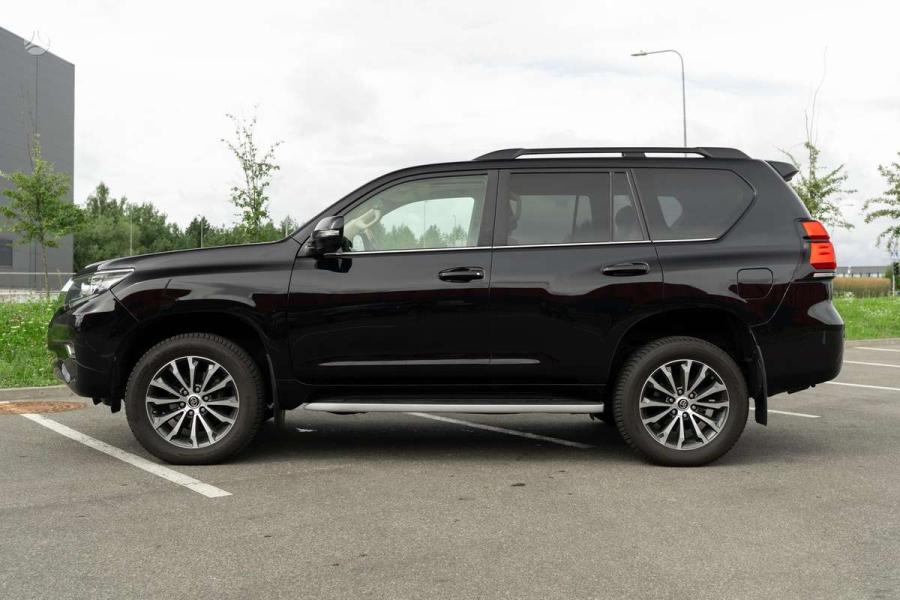 Melns Toyota Land Cruiser 2020 Viļņa, ar dzinēja tilpumu 2.76 L un nobraukumu 152 tūkst. km par 39700 €, foto 4 vietnē AUTOMOTO.COM.LV