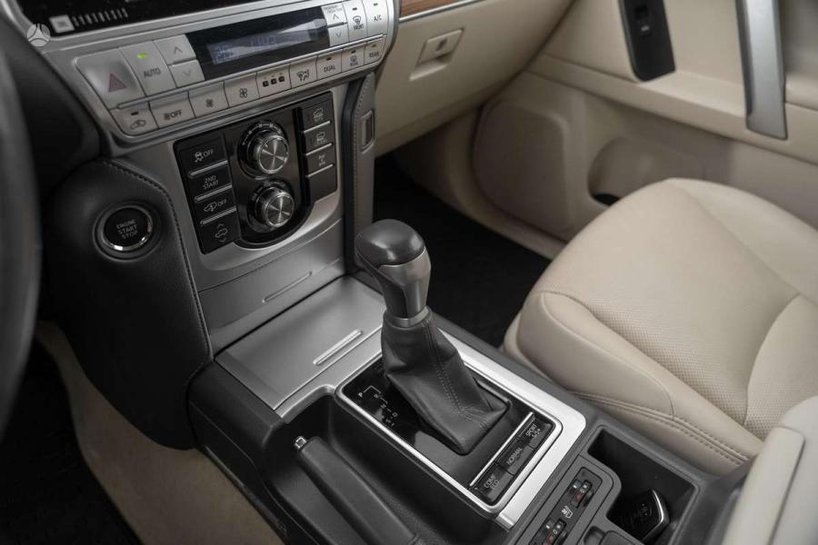 Melns Toyota Land Cruiser 2020 Viļņa, ar dzinēja tilpumu 2.76 L un nobraukumu 152 tūkst. km par 39700 €, foto 41 vietnē AUTOMOTO.COM.LV