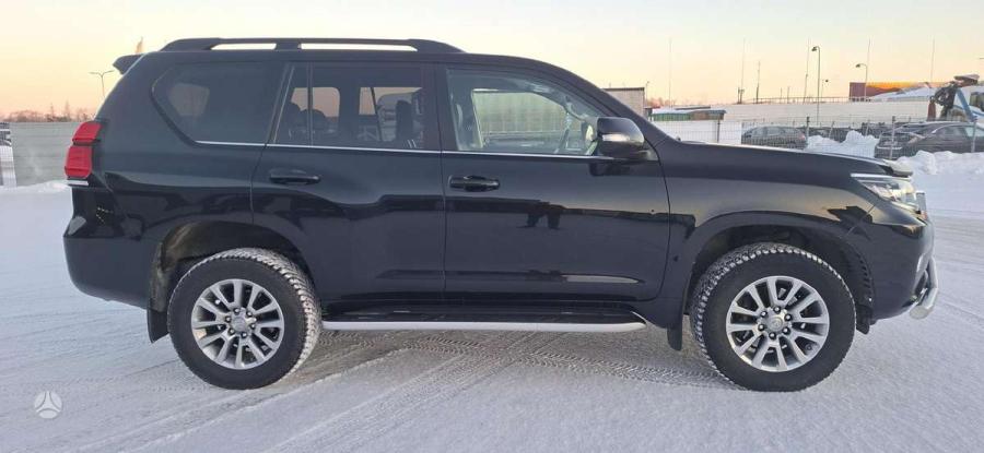 Melns Toyota Land Cruiser 2021 Tallina, ar dzinēja tilpumu 2.76 L un nobraukumu 228 tūkst. km par 43400 €, foto 4 vietnē AUTOMOTO.COM.LV