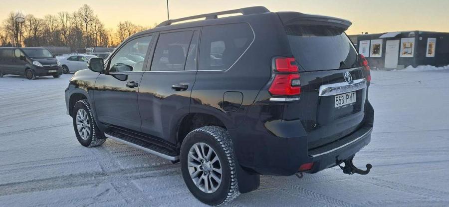 Melns Toyota Land Cruiser 2021 Tallina, ar dzinēja tilpumu 2.76 L un nobraukumu 228 tūkst. km par 43400 €, foto 5 vietnē AUTOMOTO.COM.LV