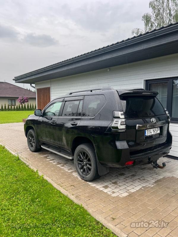 Melns Toyota Land Cruiser 2021 Tallina, ar dzinēja tilpumu 2.80 L un nobraukumu 105 tūkst. km par 50000 €, foto 1 vietnē AUTOMOTO.COM.LV
