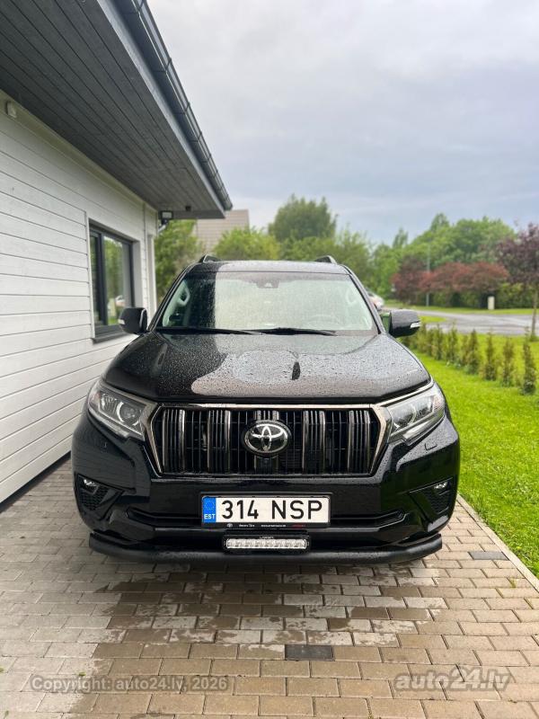 Melns Toyota Land Cruiser 2021 Tallina, ar dzinēja tilpumu 2.80 L un nobraukumu 105 tūkst. km par 50000 €, foto 5 vietnē AUTOMOTO.COM.LV