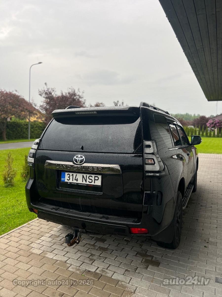 Black Toyota Land Cruiser 2021 in Tallinn, with an engine capacity of 2.80 L and mileage of 105 thousand km for 50000 €, photo 10 on AUTOMOTO.COM.LV