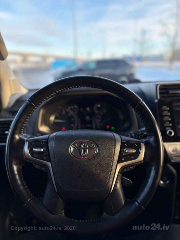 Melns Toyota Land Cruiser 2021 Tallina, ar dzinēja tilpumu 2.80 L un nobraukumu 105 tūkst. km par 50000 €, foto 11 vietnē AUTOMOTO.COM.LV