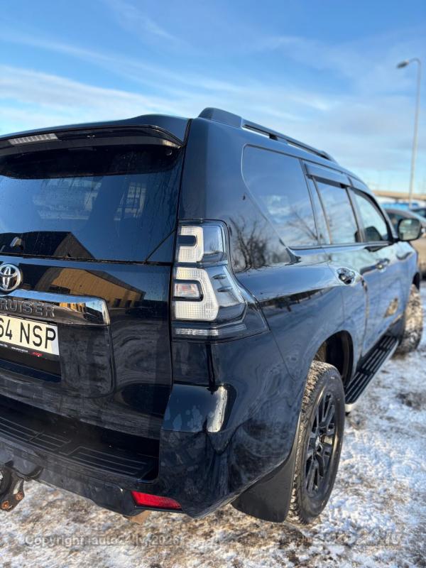 Melns Toyota Land Cruiser 2021 Tallina, ar dzinēja tilpumu 2.80 L un nobraukumu 94 tūkst. km par 50000 €, foto 6 vietnē AUTOMOTO.COM.LV